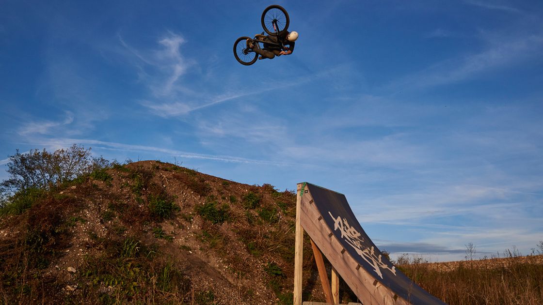 Breaking in Dirt Jumps in Munich! | Scott